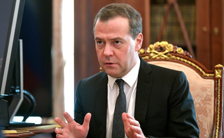 Медведев странно пошутил про iPhone - Minval Politika