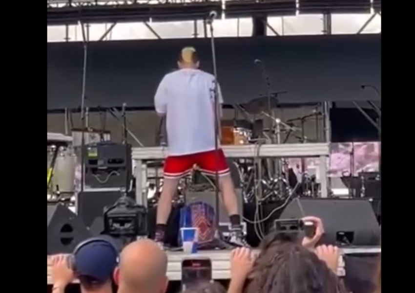 Грузинский артист на сцене "обмочил" российский флаг под овации толпы - Minval Politika