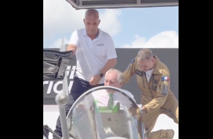 Франсуа Байру едва смог выбраться из истребителя - Minval Politika